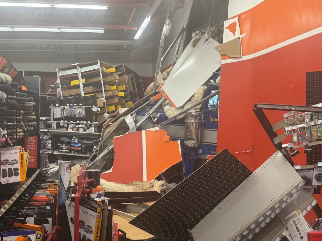 Semi Truck Crashes into Fort Valley AutoZone – The Leader Tribune